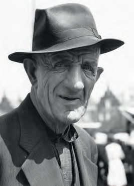 Verdwenen beroepen … de analoge fotograaf met doka - Zeeuws Weerzien